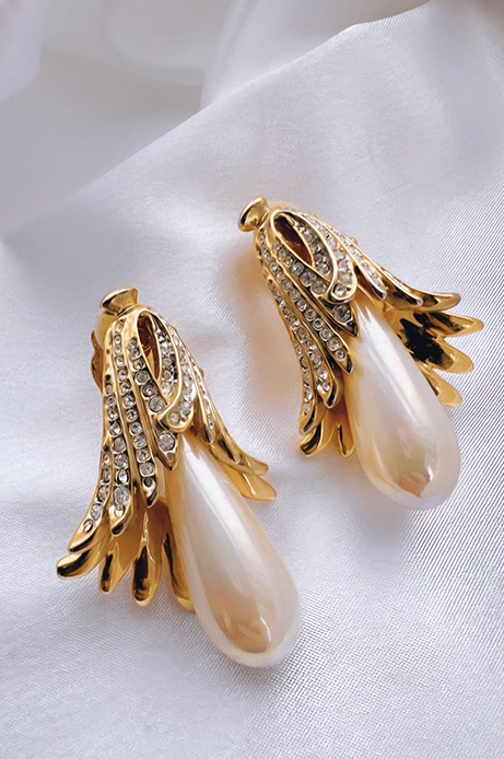 gold plated pearl drop clip ons - THRIFTWARES VINTAGE